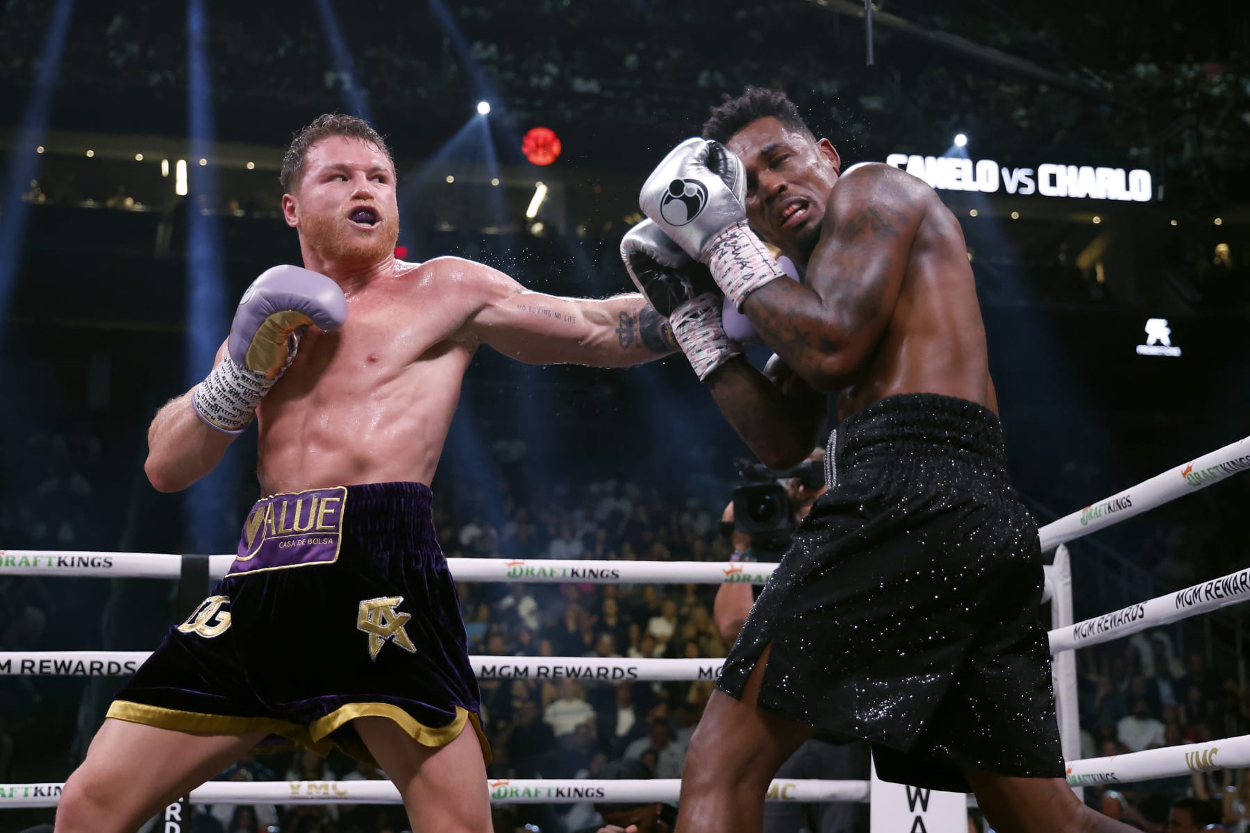 Canelo Álvarez Defeats Jermell Charlo by Unanimous Decision in Dominant ...