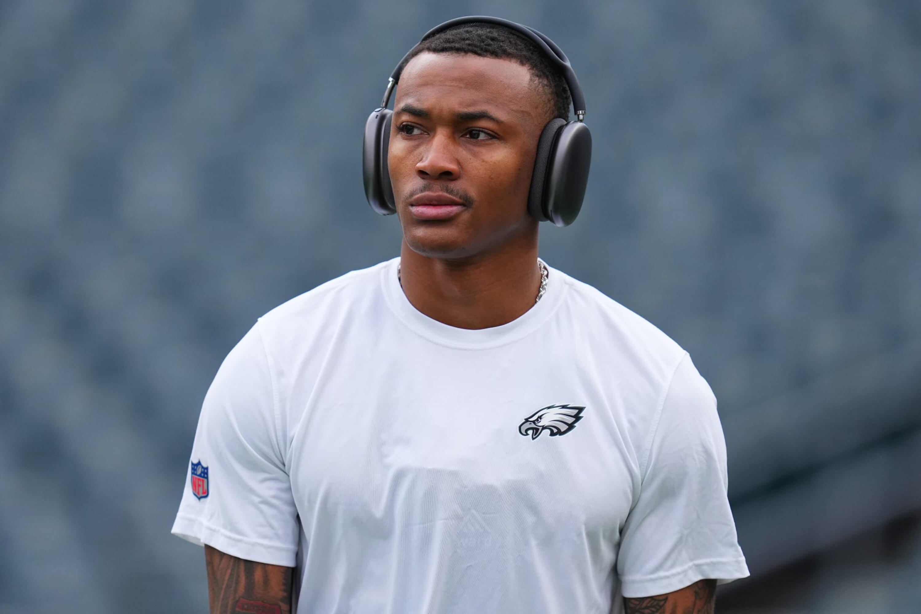 Eagles' DeVonta Smith Seen on Crutches, in Walking Boot After Injury vs ...