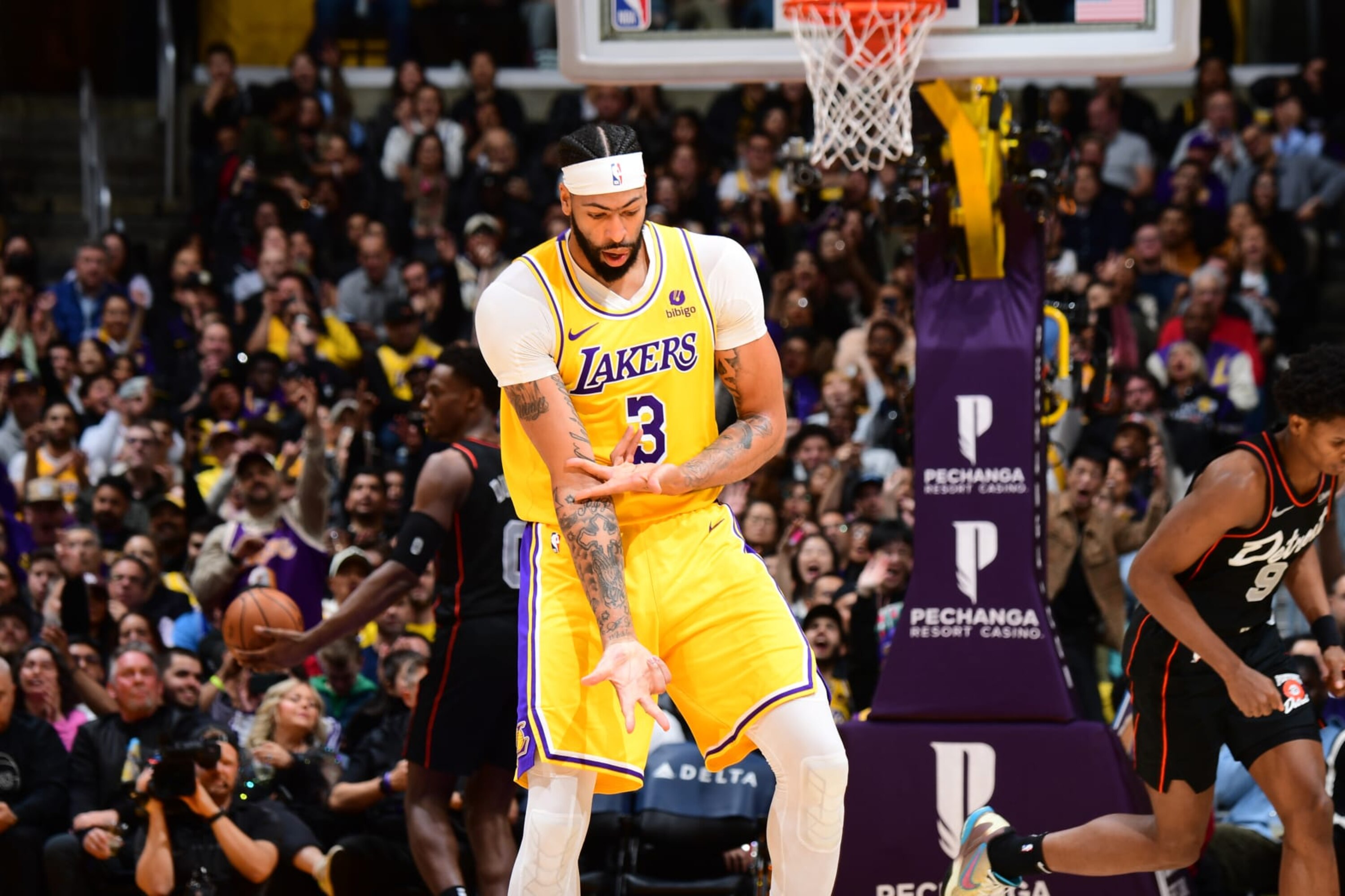 Anthony Davis' Dominance Has NBA Fans Hyped as LeBron James-Less Lakers ...