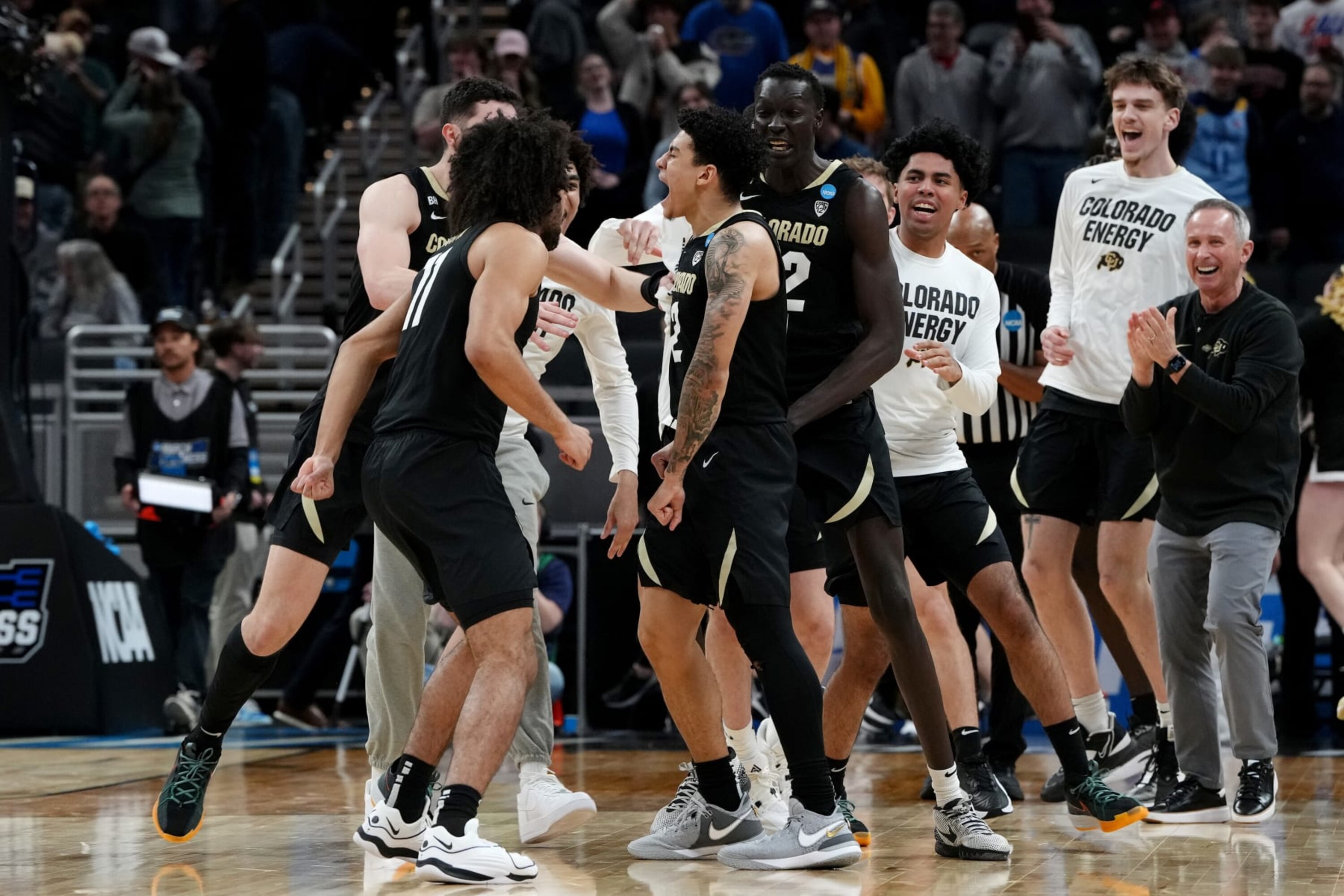KJ Simpson's GW Shot Reminds Fans of Kawhi as Colorado Beats Florida in ...