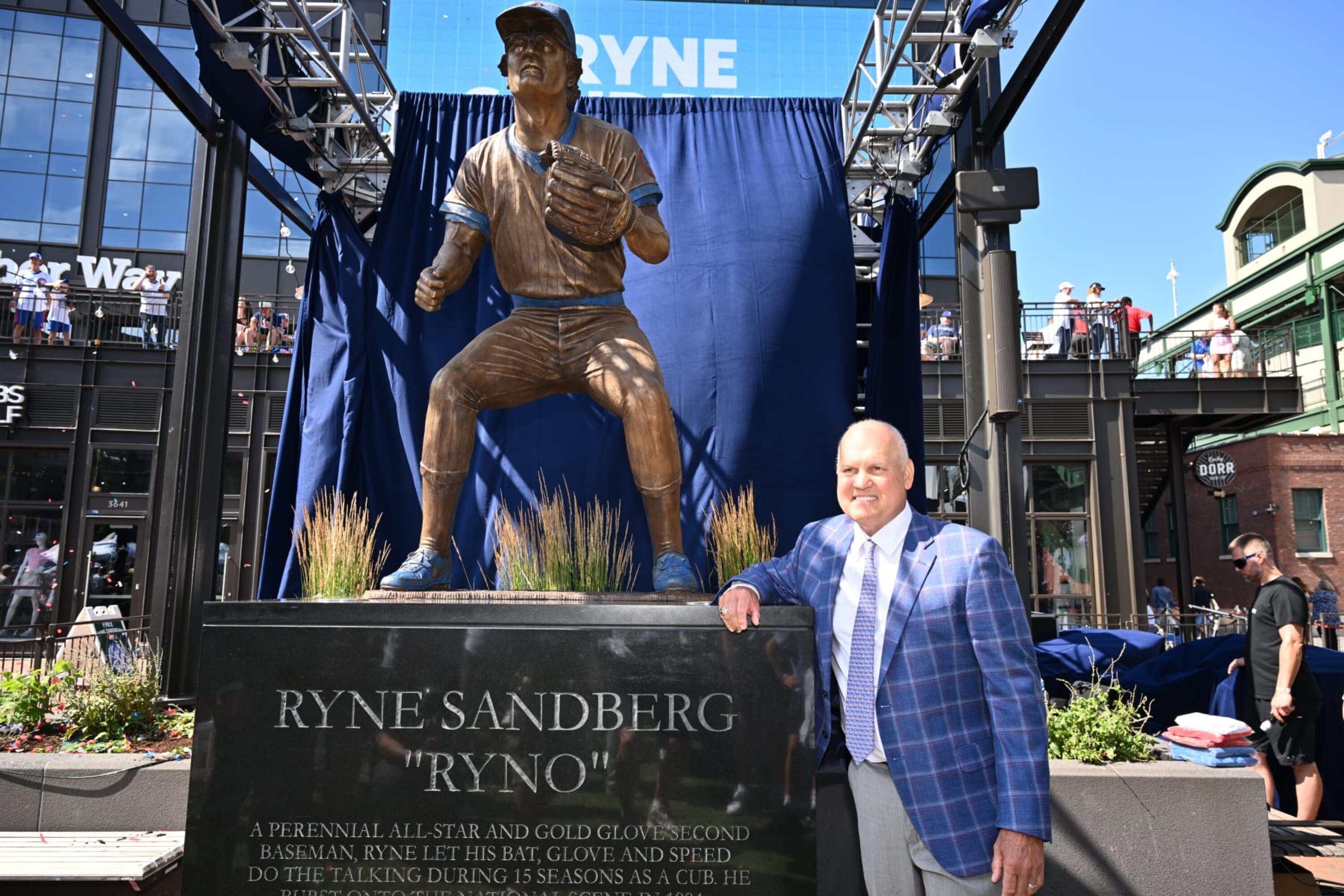 Photo: Cubs Unveil Ryne Sandberg Statue for MLB Hall of Famer, 10-Time ...
