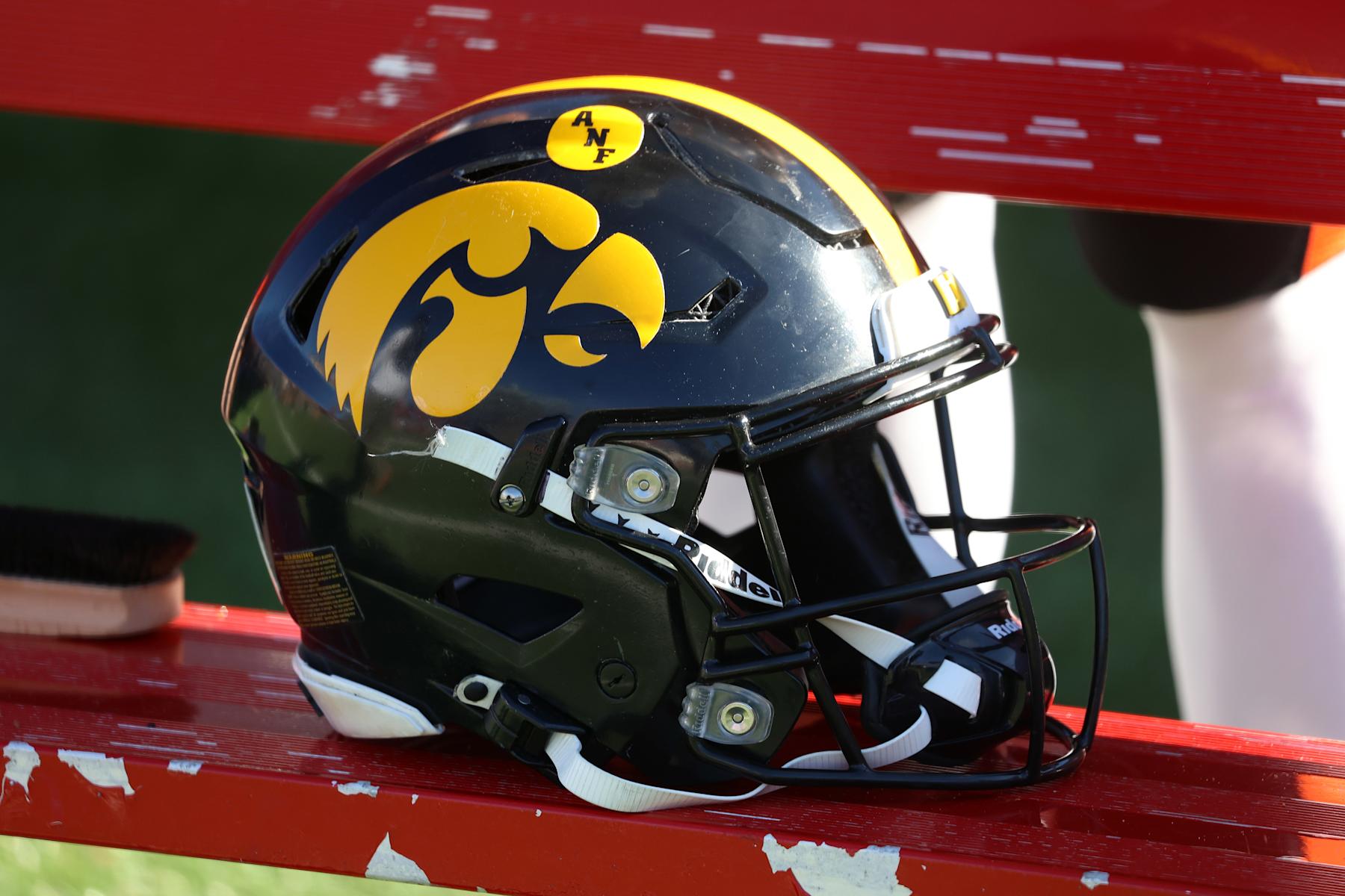 5-Star DE Iose Epenesa, Brother of Bills' A.J., Commits to Iowa over ...