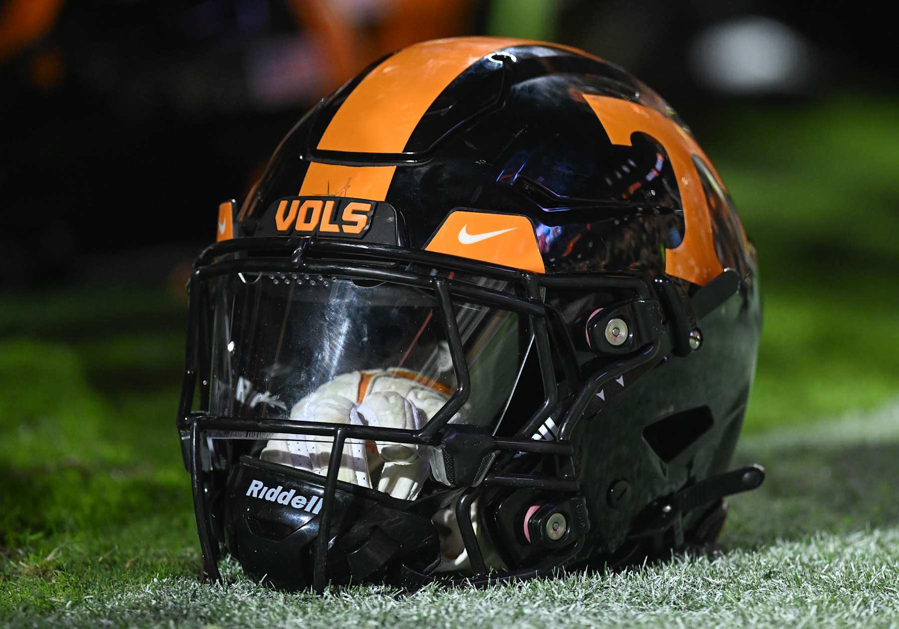 Tennessee Football Drops Epic 'Venom' Uniforms, 'Dark Mode' Videos for ...