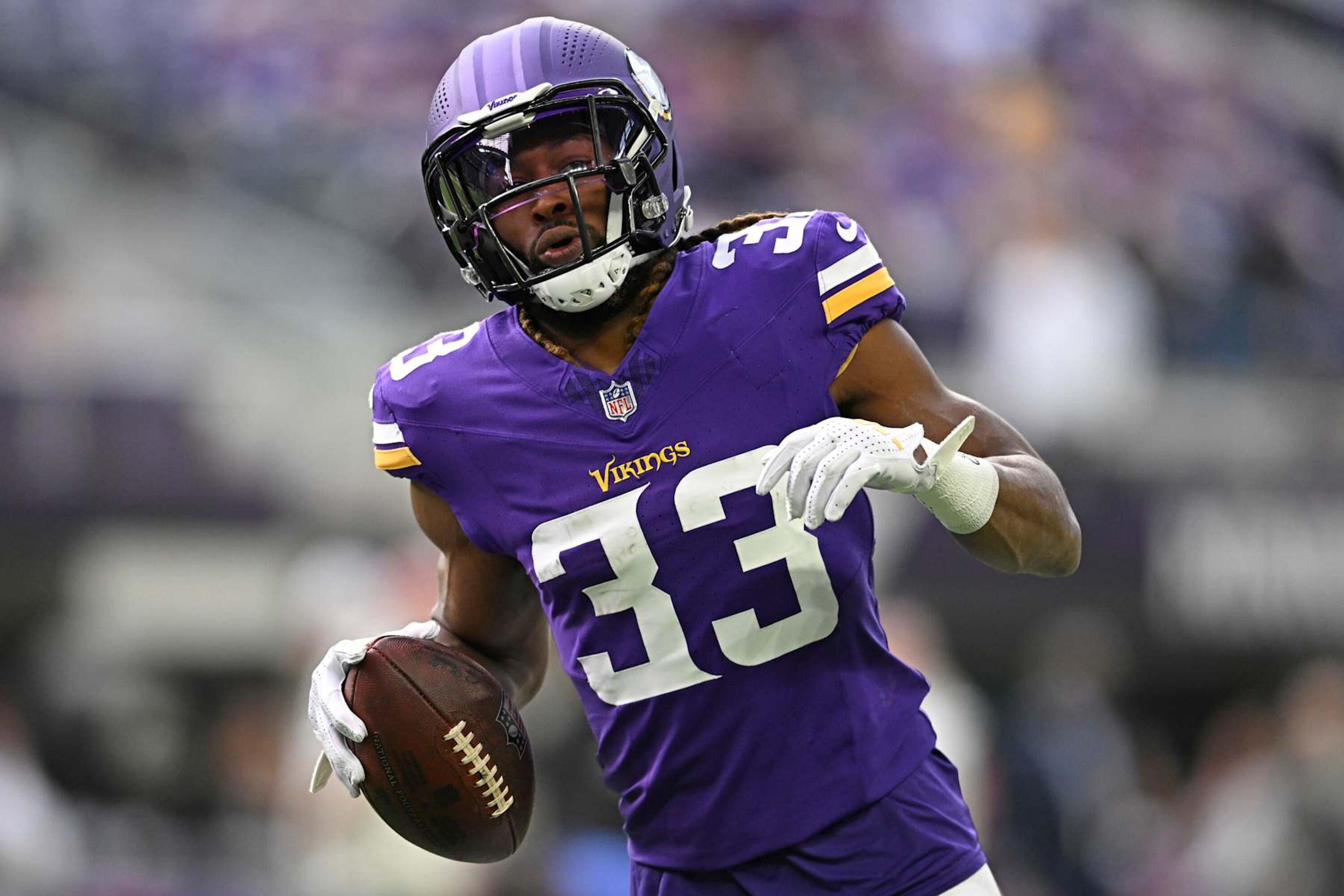 Video: Vikings' Aaron Jones Says He Holds Kids Like a Football to Fix ...