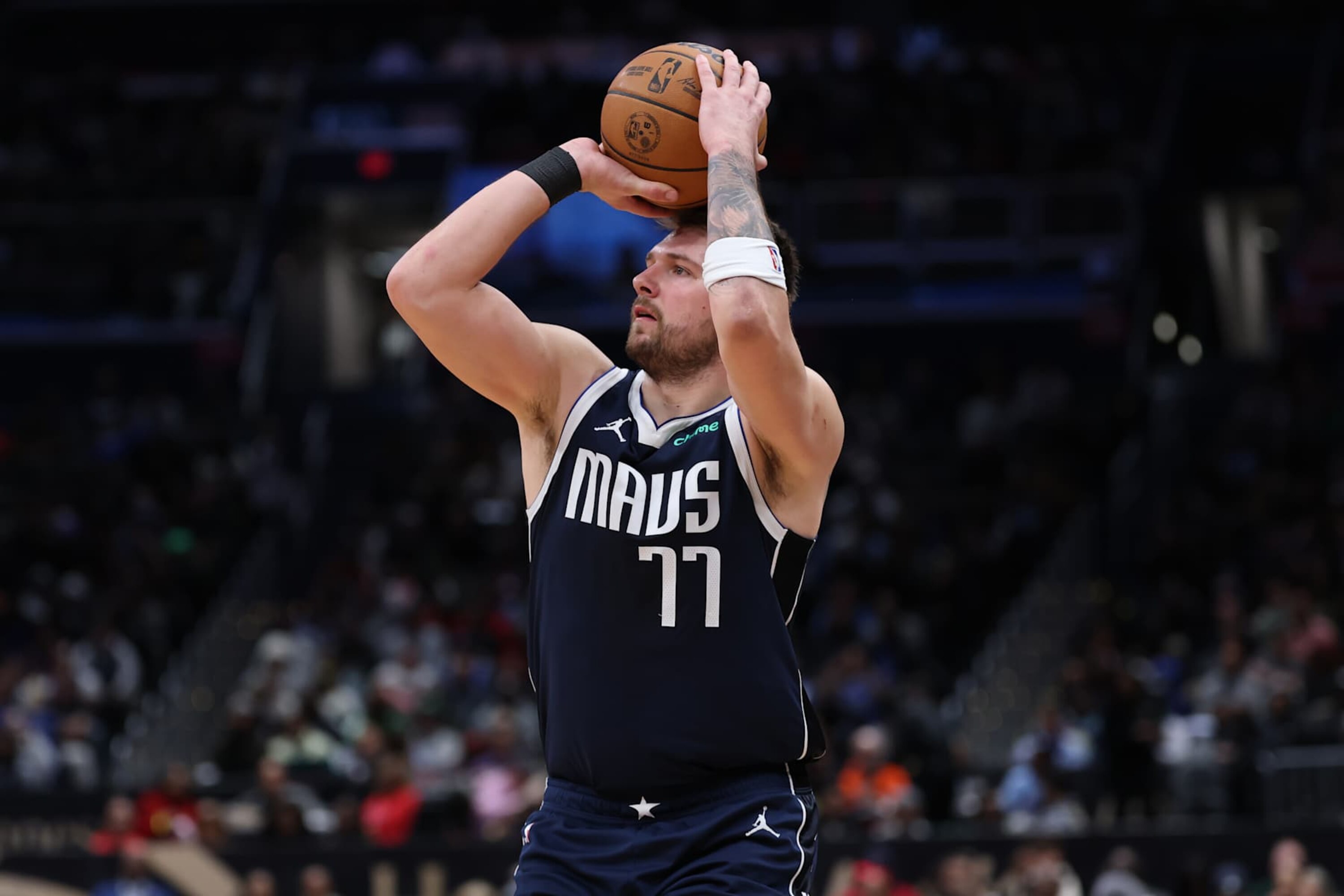 Luka Dončić Will Wear No. 77 Lakers Jersey After Anthony Davis Trade ...