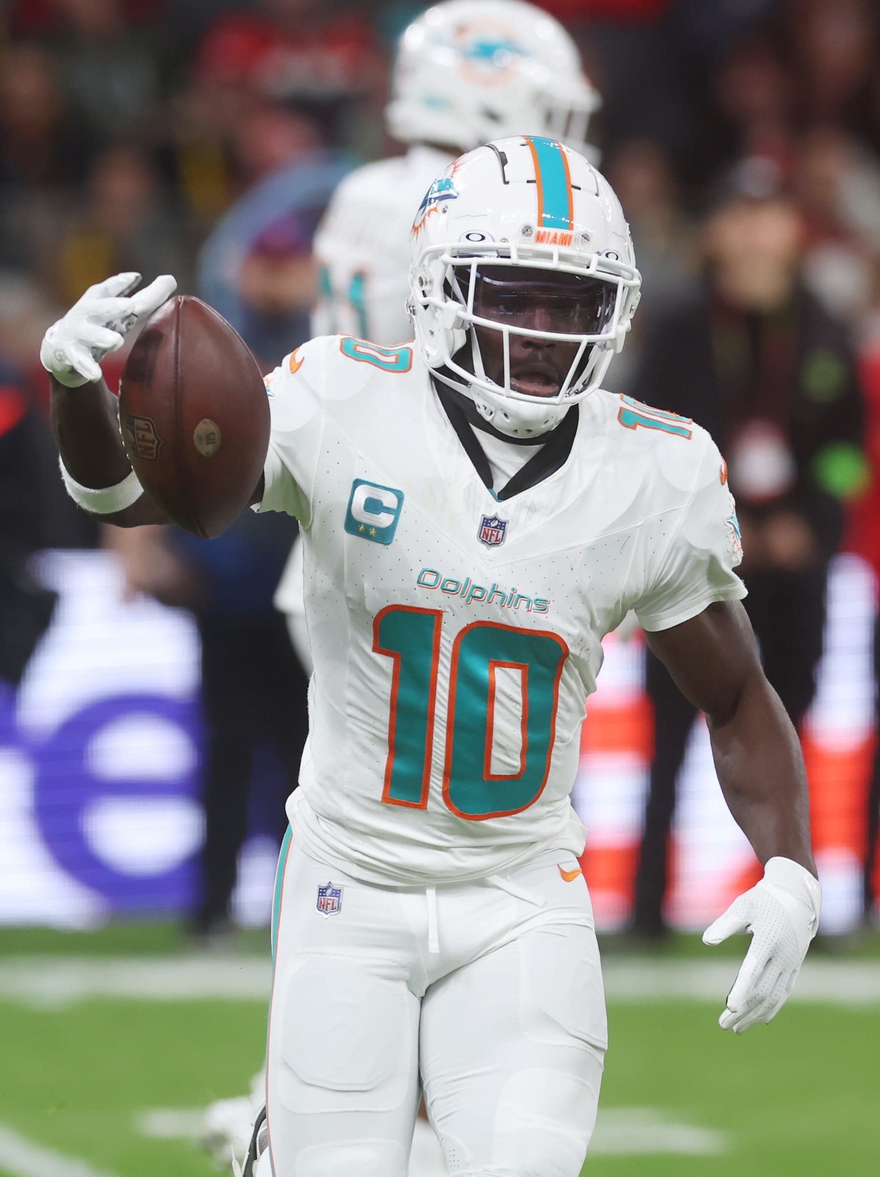 Dolphins' Tyreek Hill Says Hand Injury Is 'Fine,' Jokes He Can't Play ...