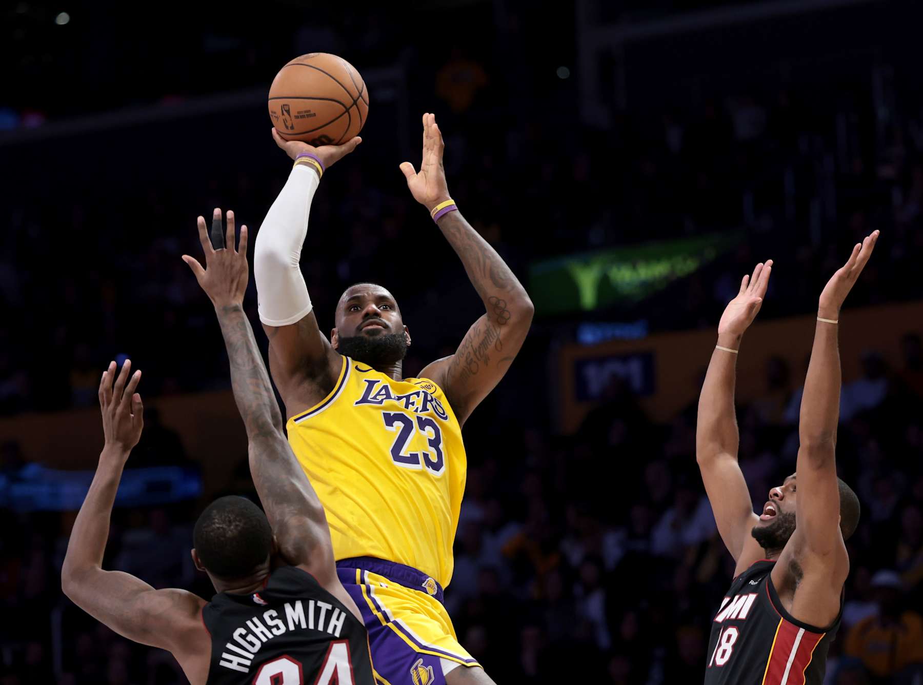 LeBron James' Clutch 4th Quarter Thrills NBA Fans as Lakers Rally to ...