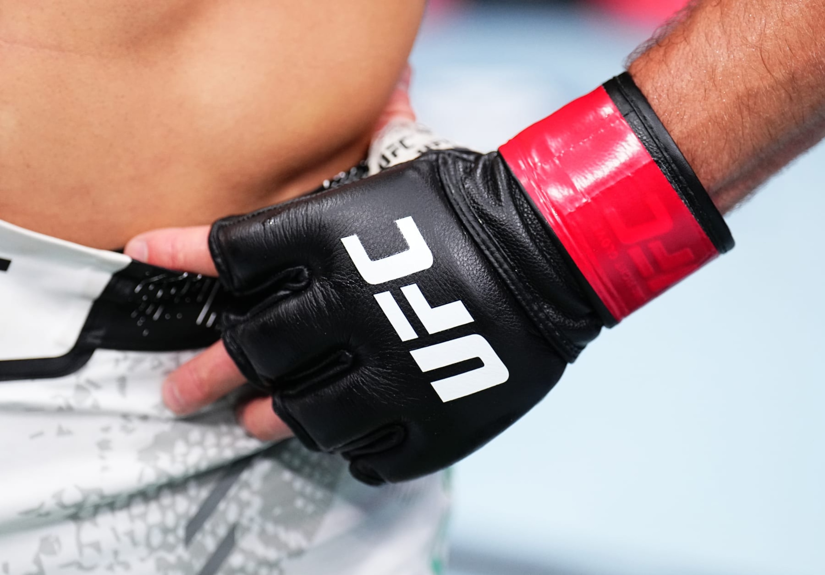 what gloves does ufc use