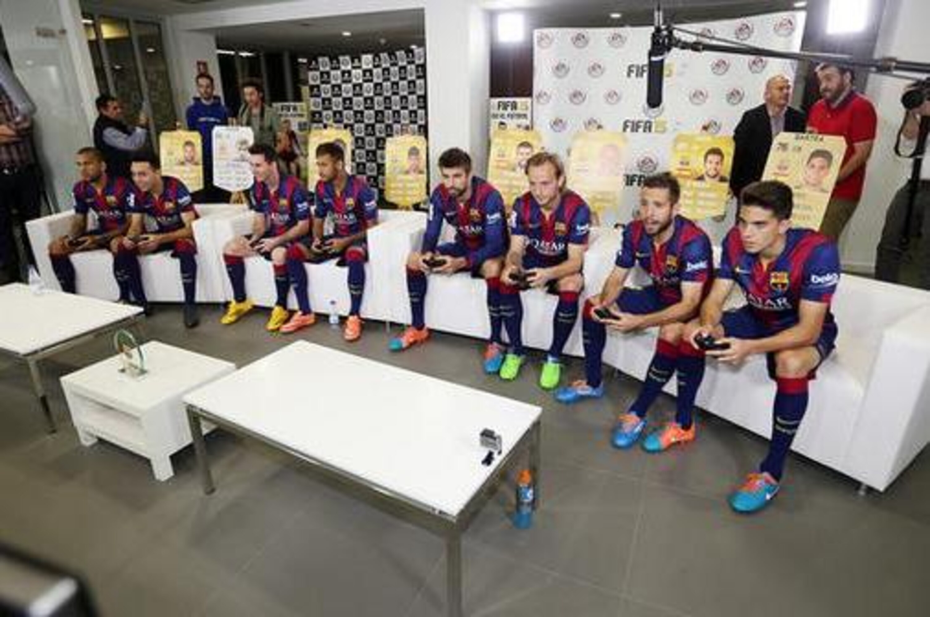 Barcelona Players Have a Game of 'FIFA 15' in Full Barca Kits, Playing ...