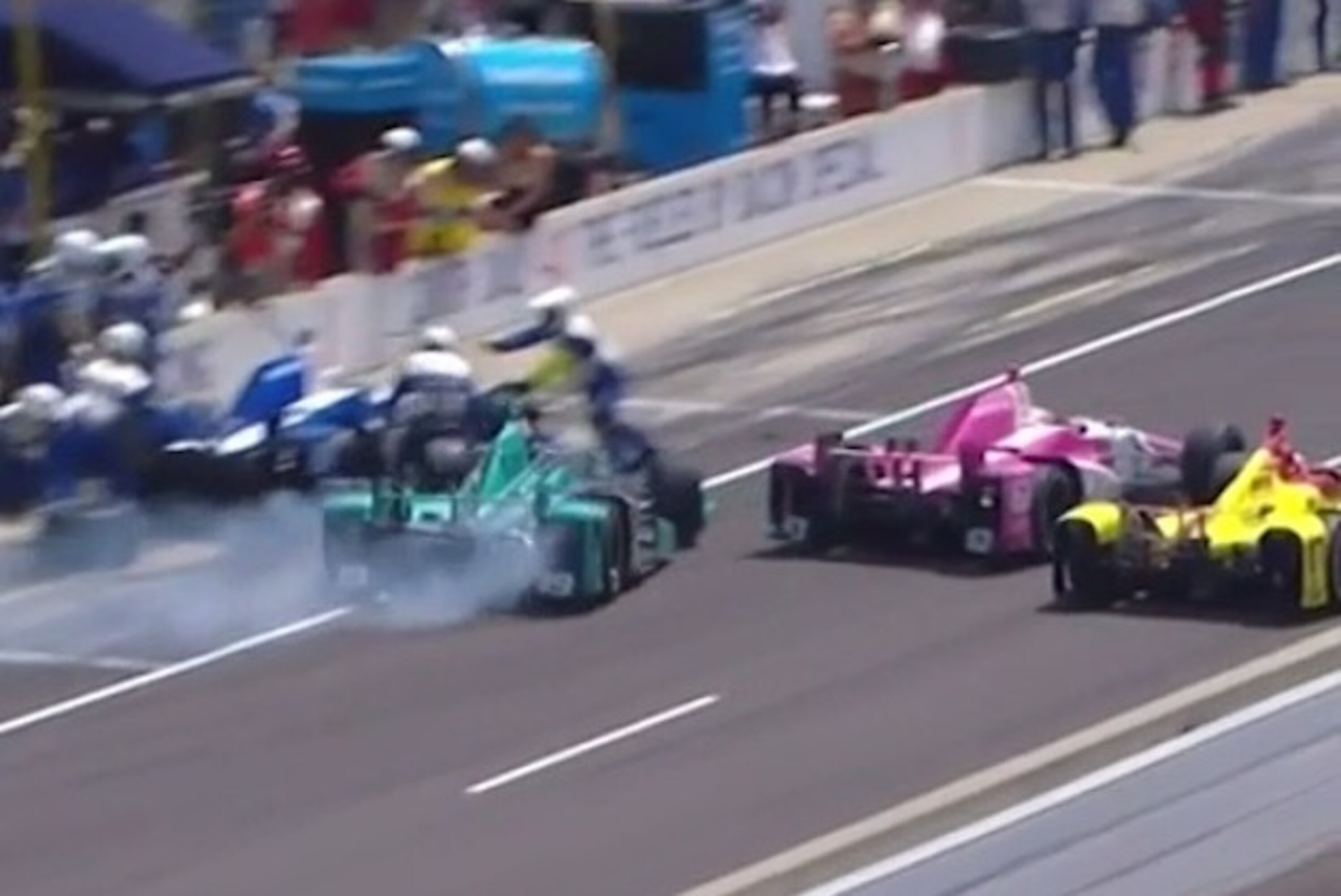 IndyCar Clips Pit Crew Members at the Indianapolis 500