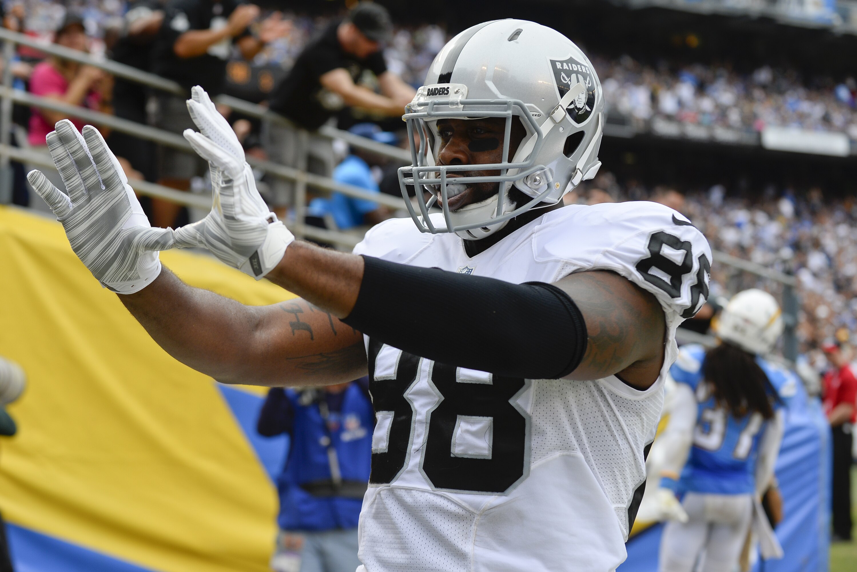 Raiders' Cooper Records 3rd 100-Yard Receiving Game in 6 Tries