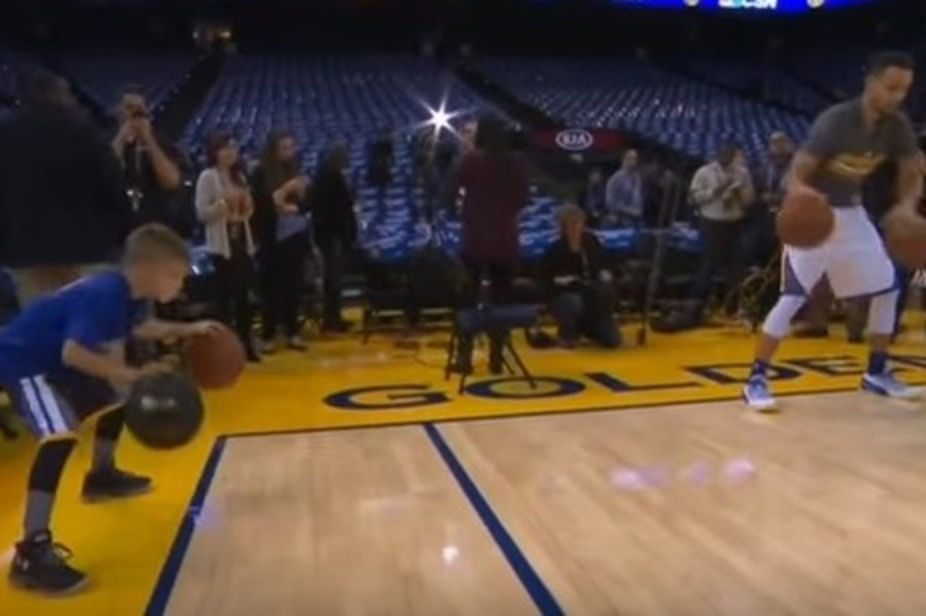 Stephen Curry Does Pregame Warm-Up Routine with Young Fan with Crazy ...