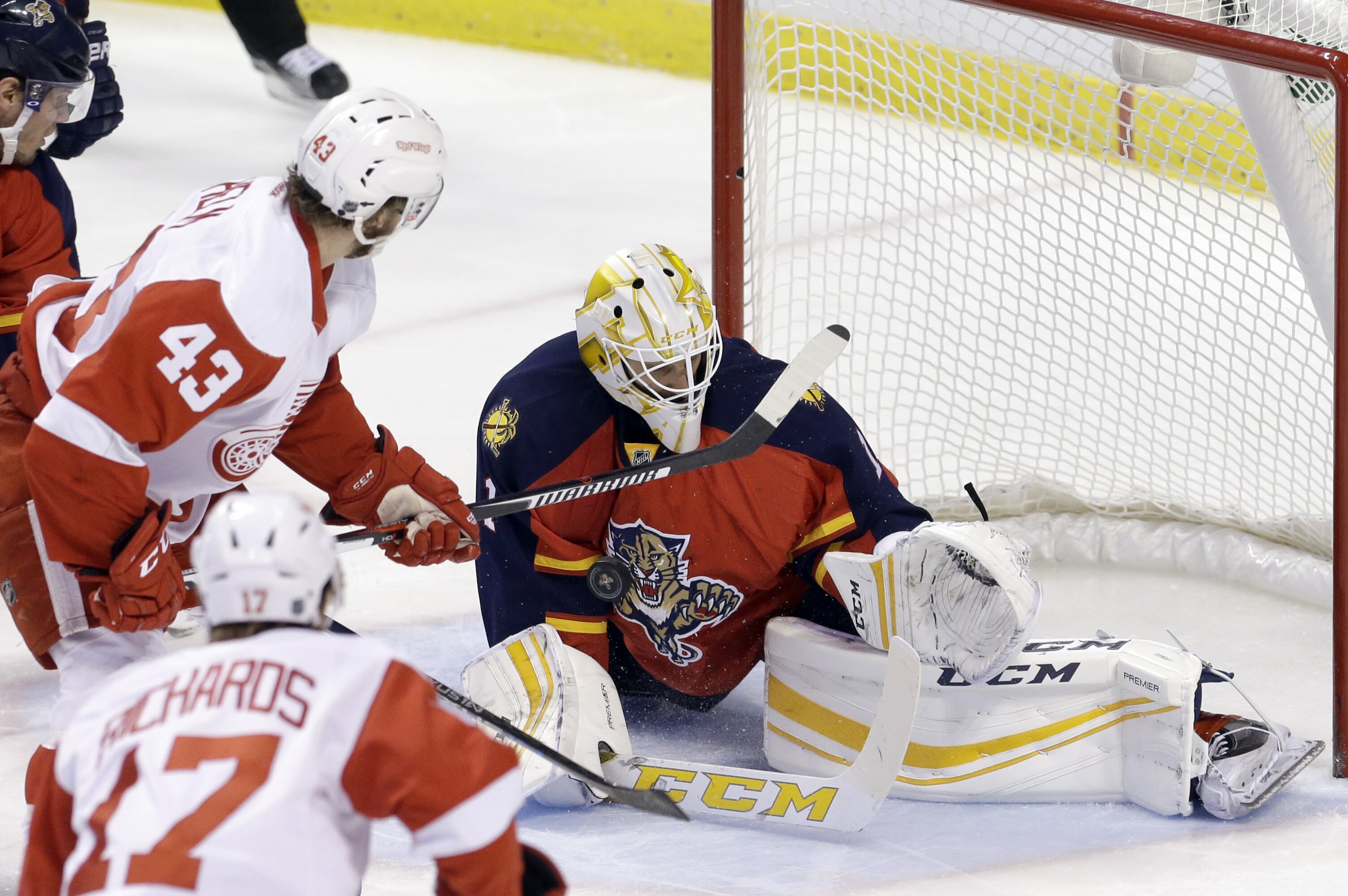 Roberto Luongo Passes Tony Esposito for 7th on NHL All-Time Wins List