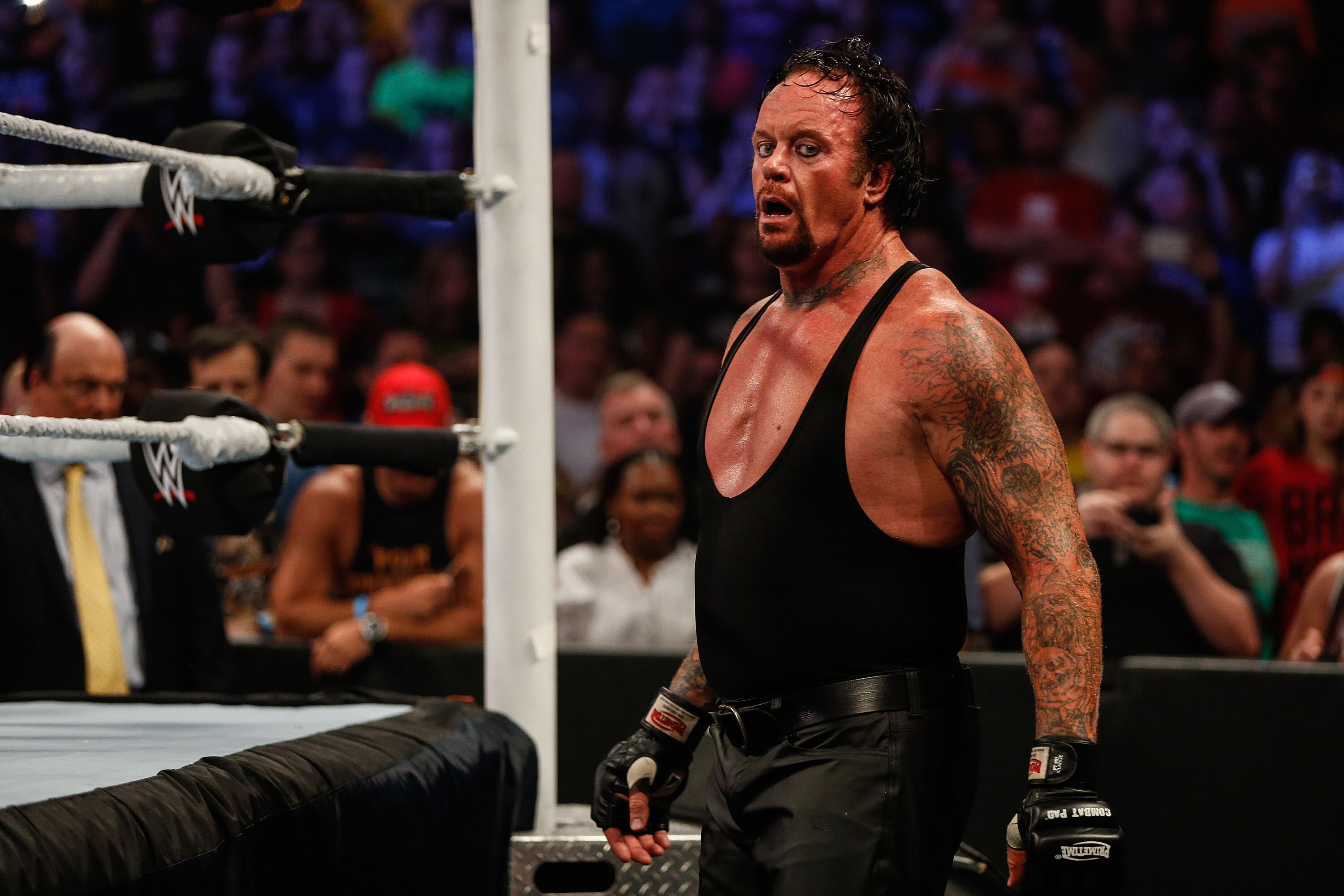 Undertaker Attends Texas Football Practice, Uses Wrestling Career as ...