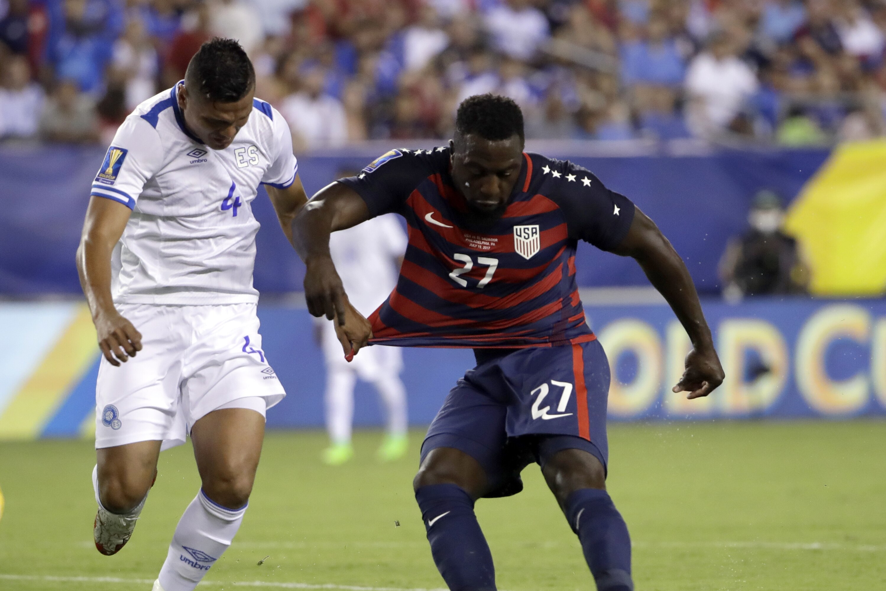 Henry Romero Appears to Bite Jozy Altidore During 2017 Gold Cup