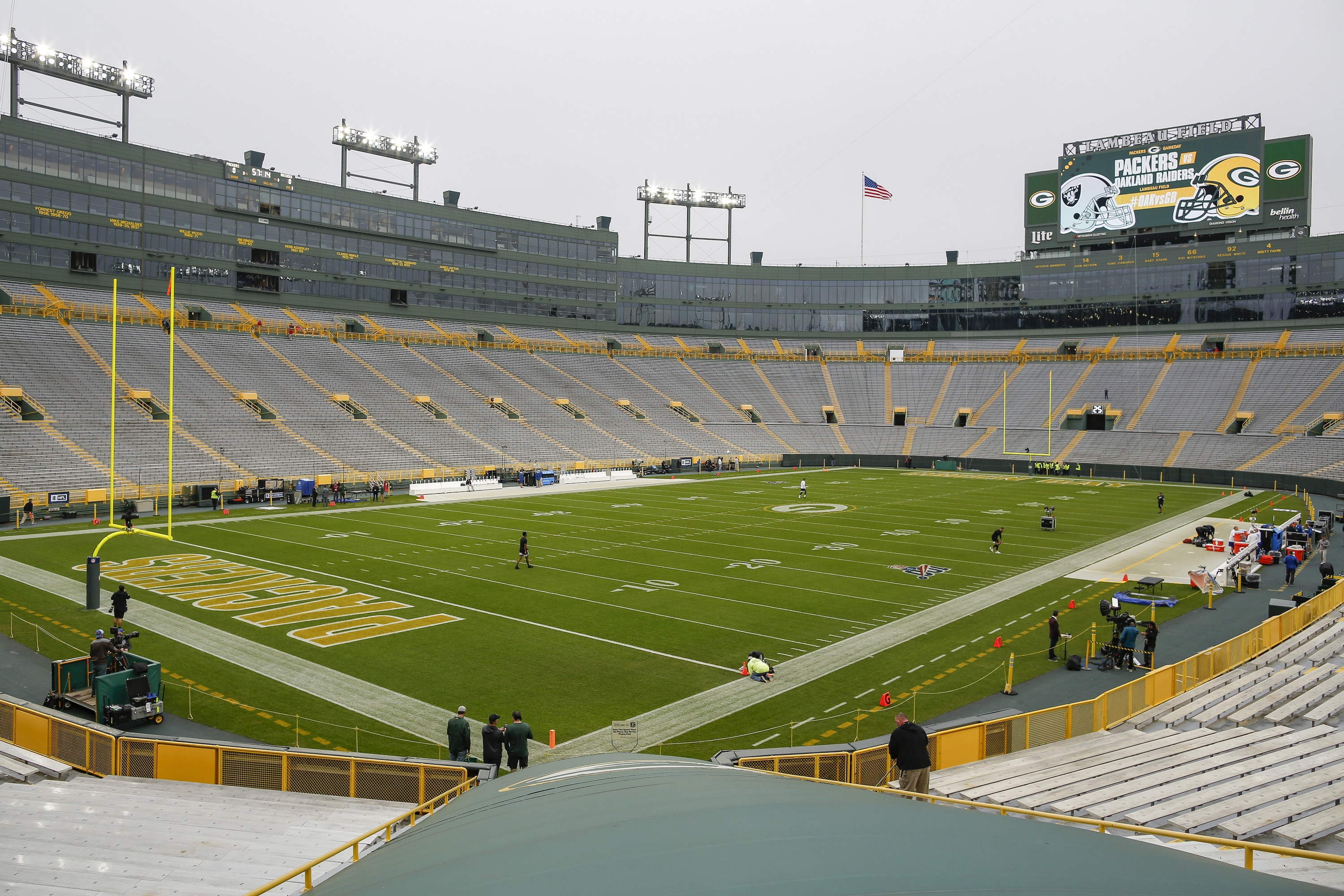 Video: Skydiver Crashes into Lambeau Wall During Panthers vs. Packers ...