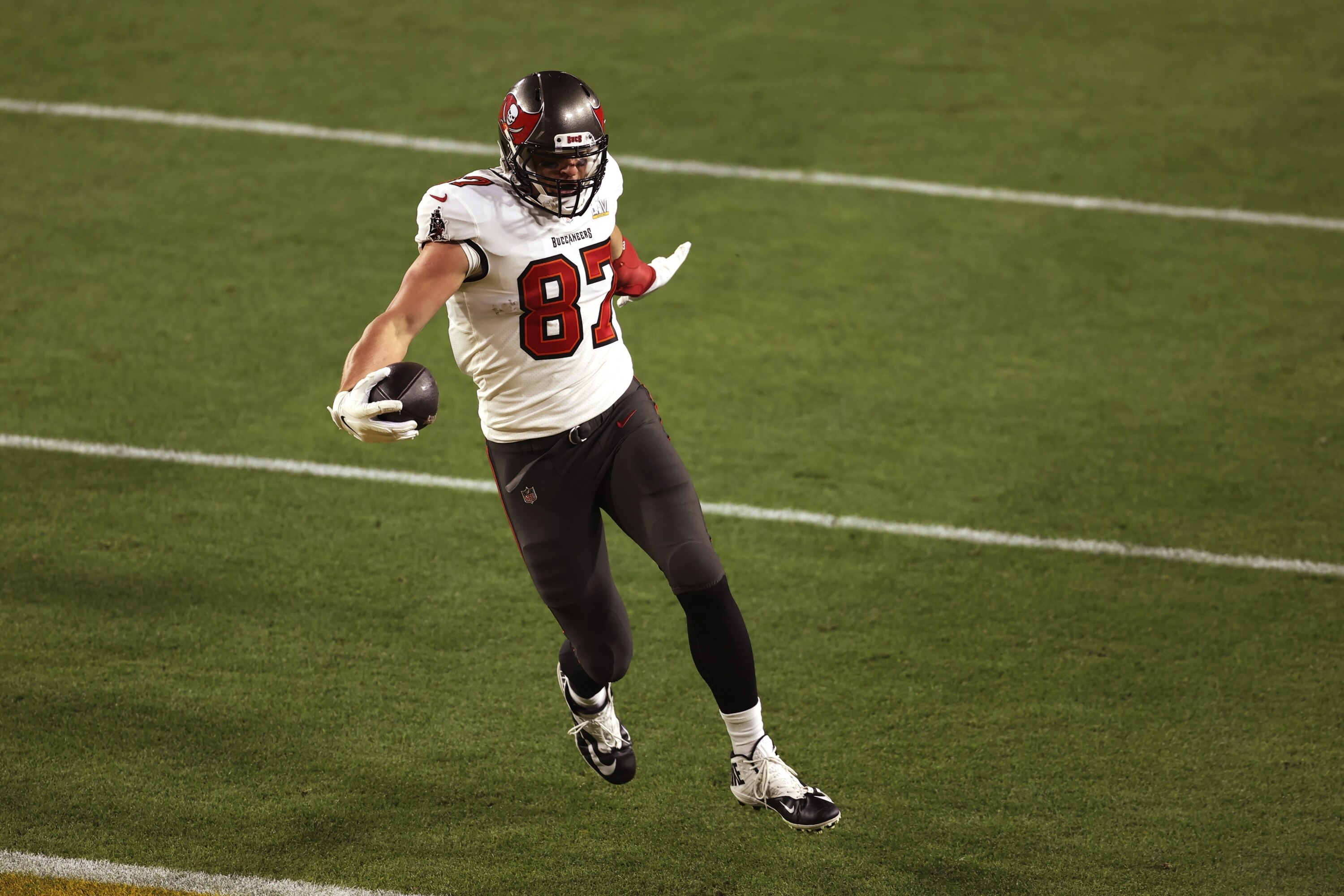 Rob Gronkowski, Buccaneers Reportedly Agree to 1-Year Contract Worth Up ...