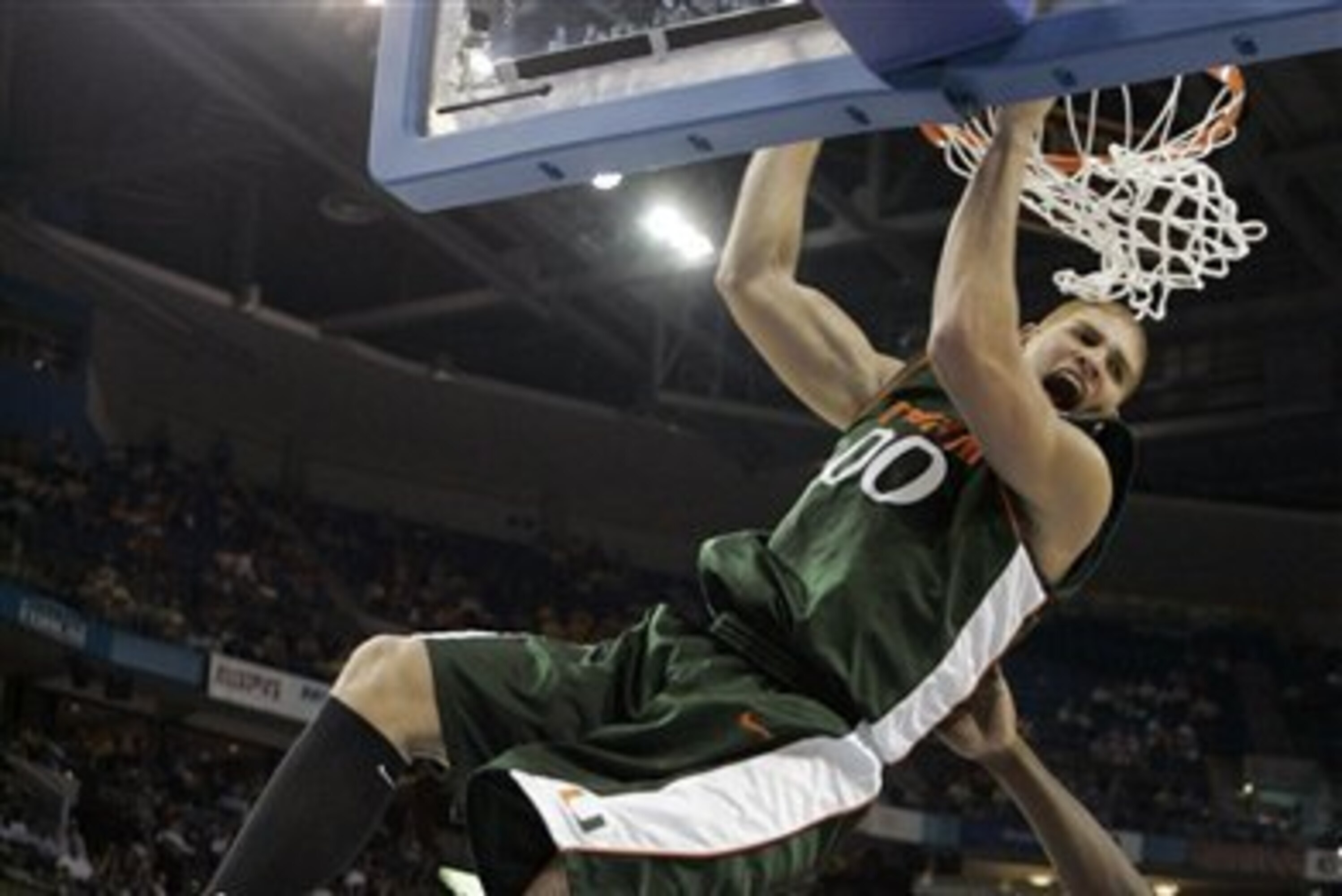 Football Players Who Can Dunk Like a Boss